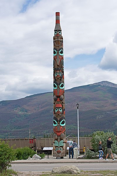 74: Totem poles and sculptures – Notebook from the North